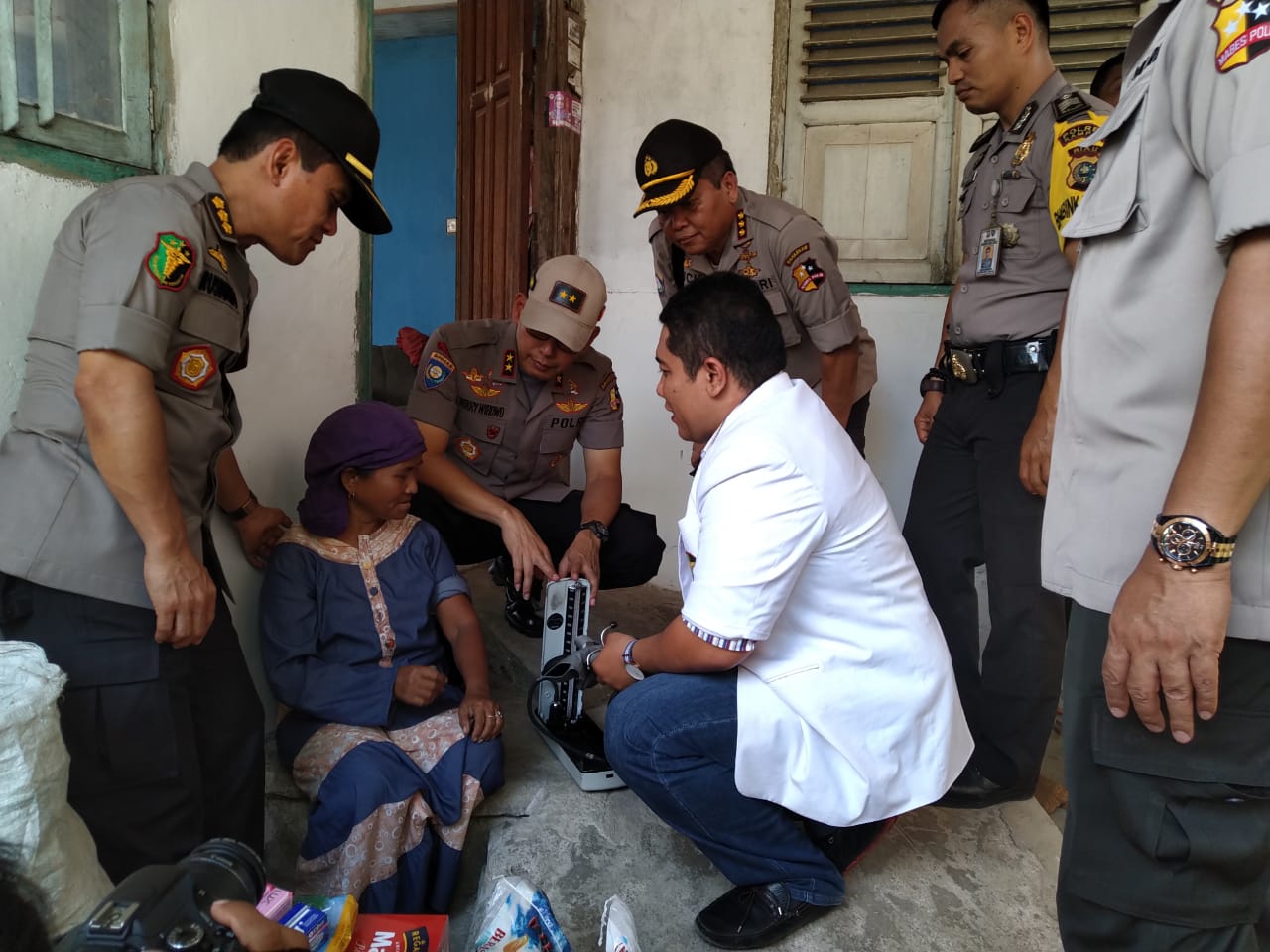 Kunjungi Desa Teratak Buluh, Kakorbinmas Baharkam Polri Bantu 2 Warga ...